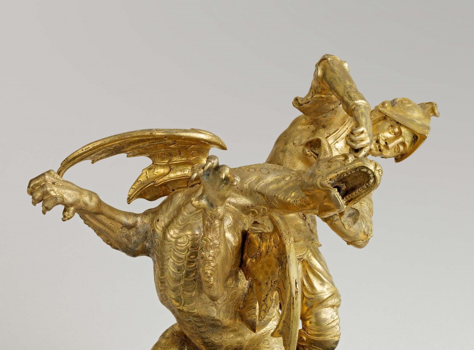 Jason et dragon, comme un jeu de rôle sorti de la mythologie - Louvre-Lens